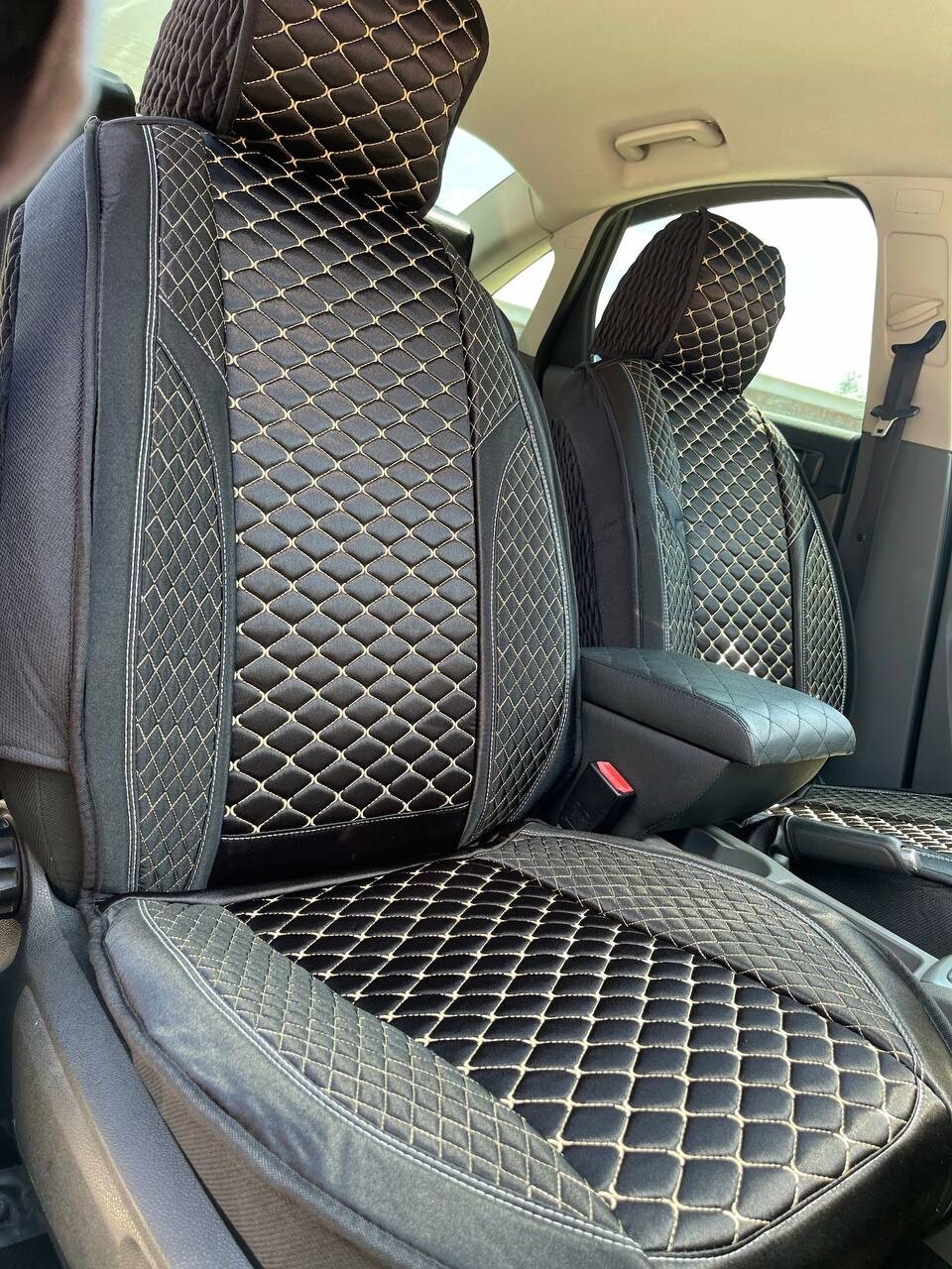 Комплект накидок на передние сиденья Шелк Холодок, закрытые бока и спинка, цвет черный с бежевой строчкой