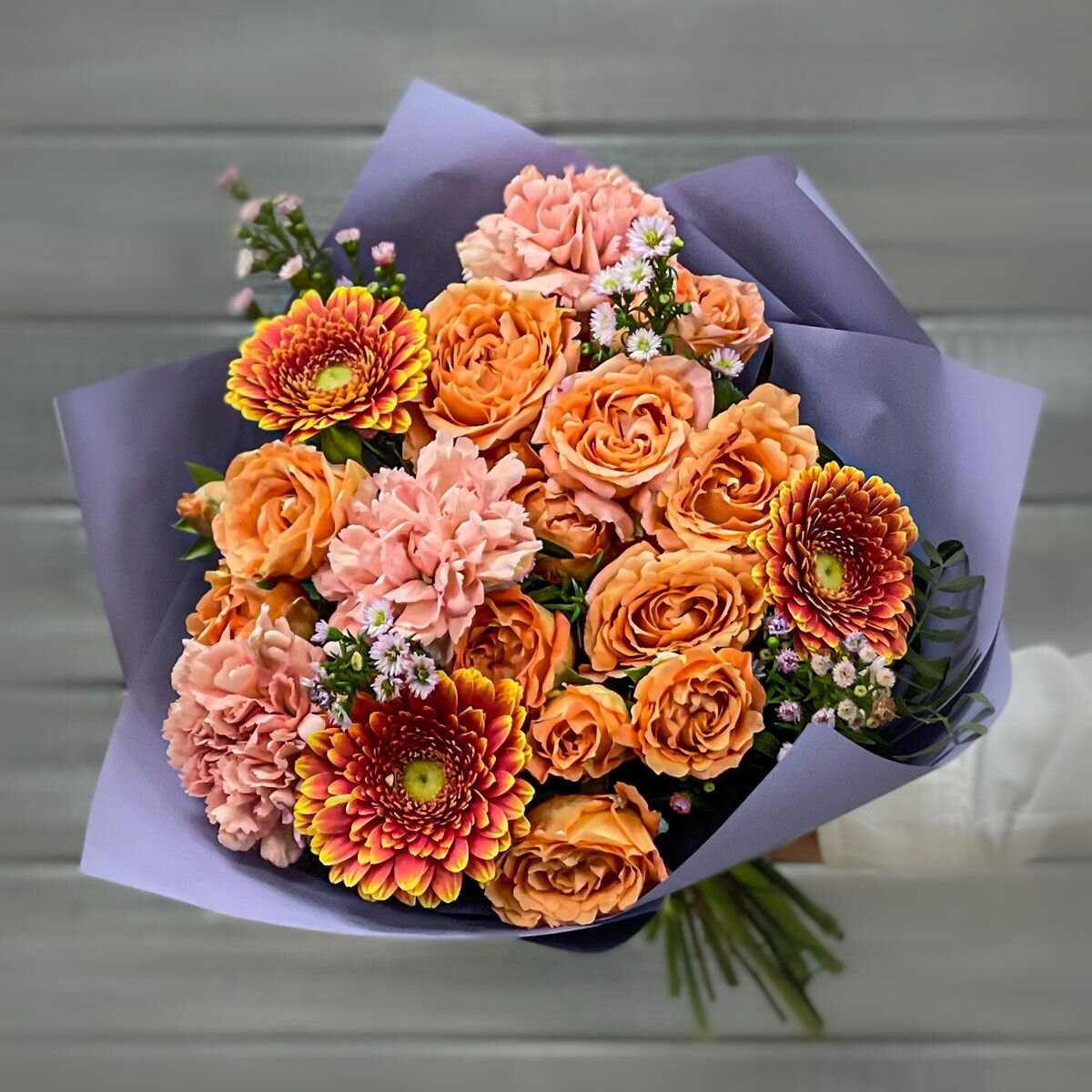 Букет "Букет Маркет", из гвоздик, гербер, астр и роз, на стеблях, высота 39 см