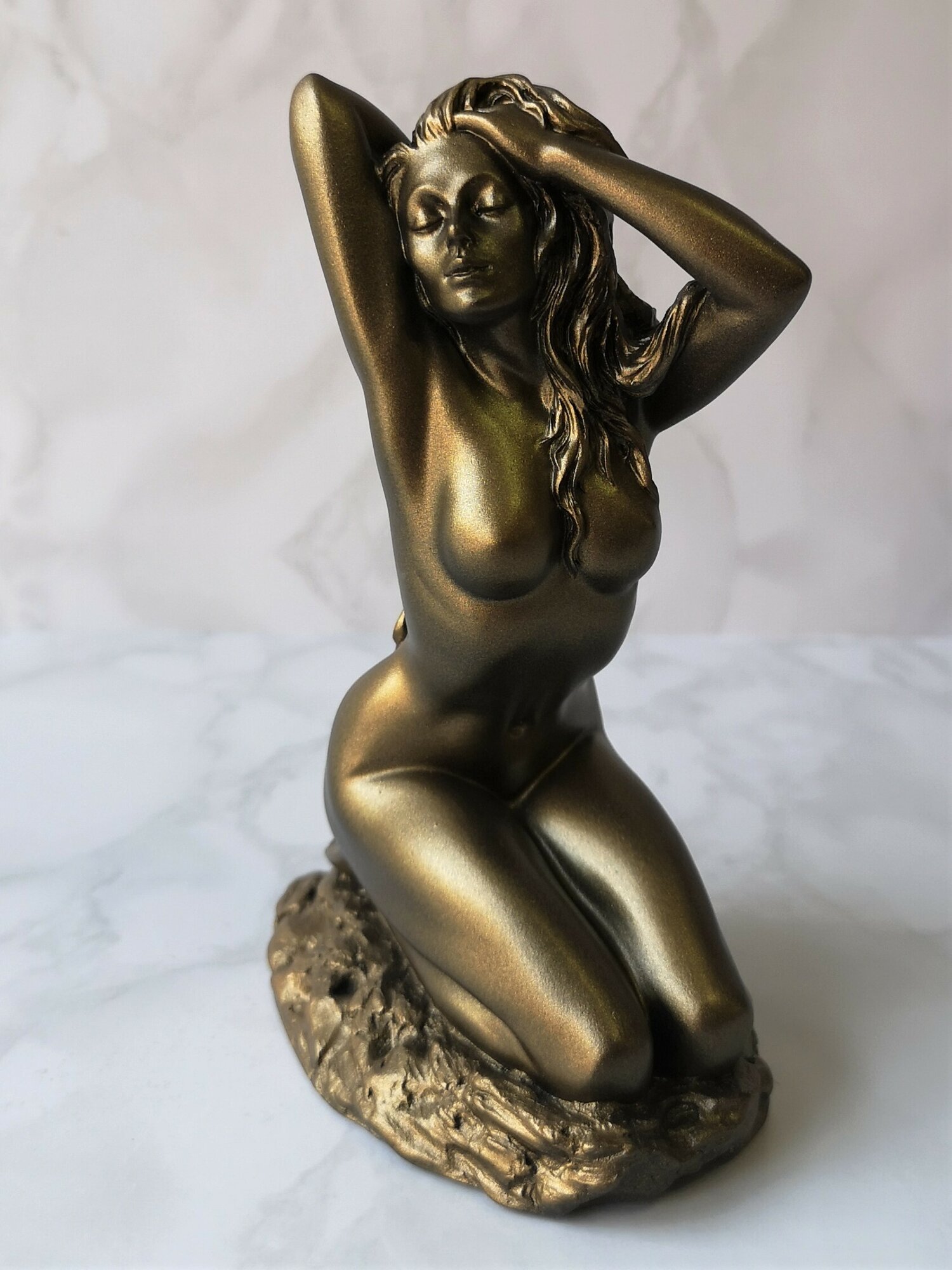 Статуэтка Девушка на камне, 16см. Гипс, бронза.