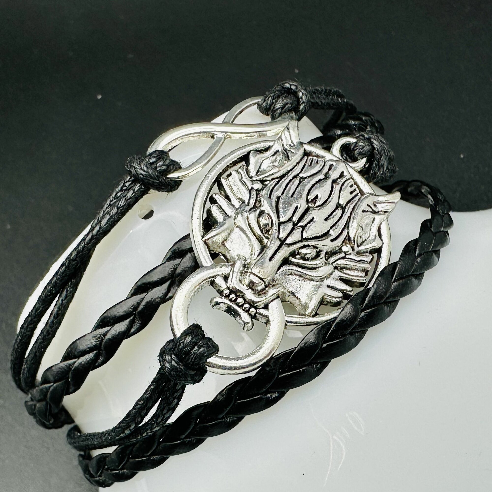 Плетеный браслет