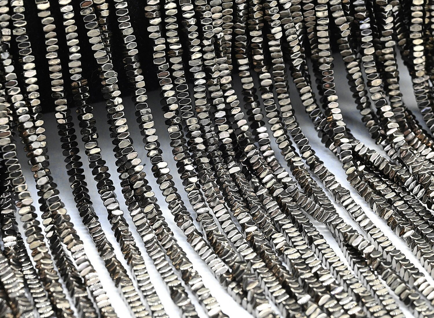 Бусины из гематита многогранник 2*1мм цв. шоколадный, 40см, 320 бусин .