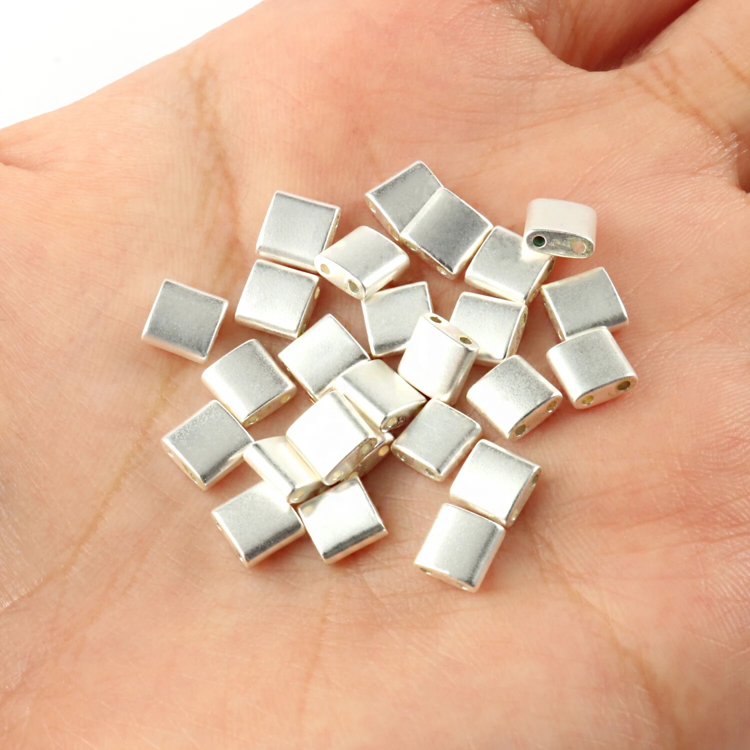 Бусины квадратные серебряные matte silver 5x5x2mm 70-72шт