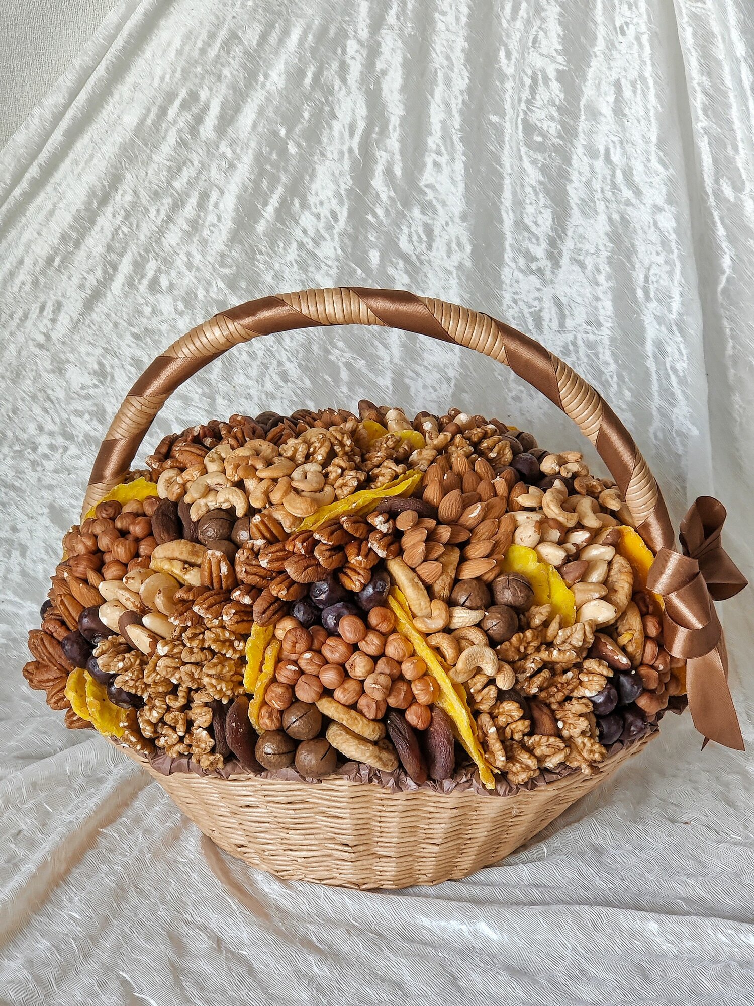 Корзина с орехами (грецкие, фундук, кешью, миндаль, пекан, бразильский) и сухофруктами