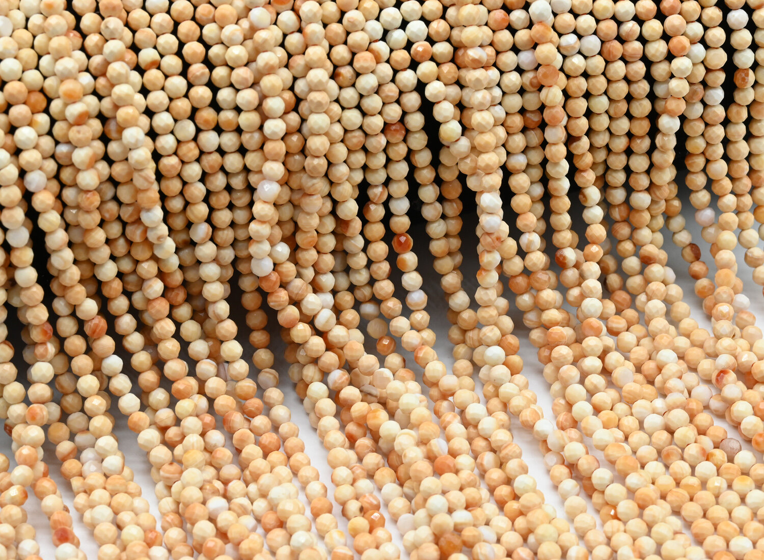 Бусины из агата шарик гр.3мм цв. персиковый, 39см, 140 бусин .