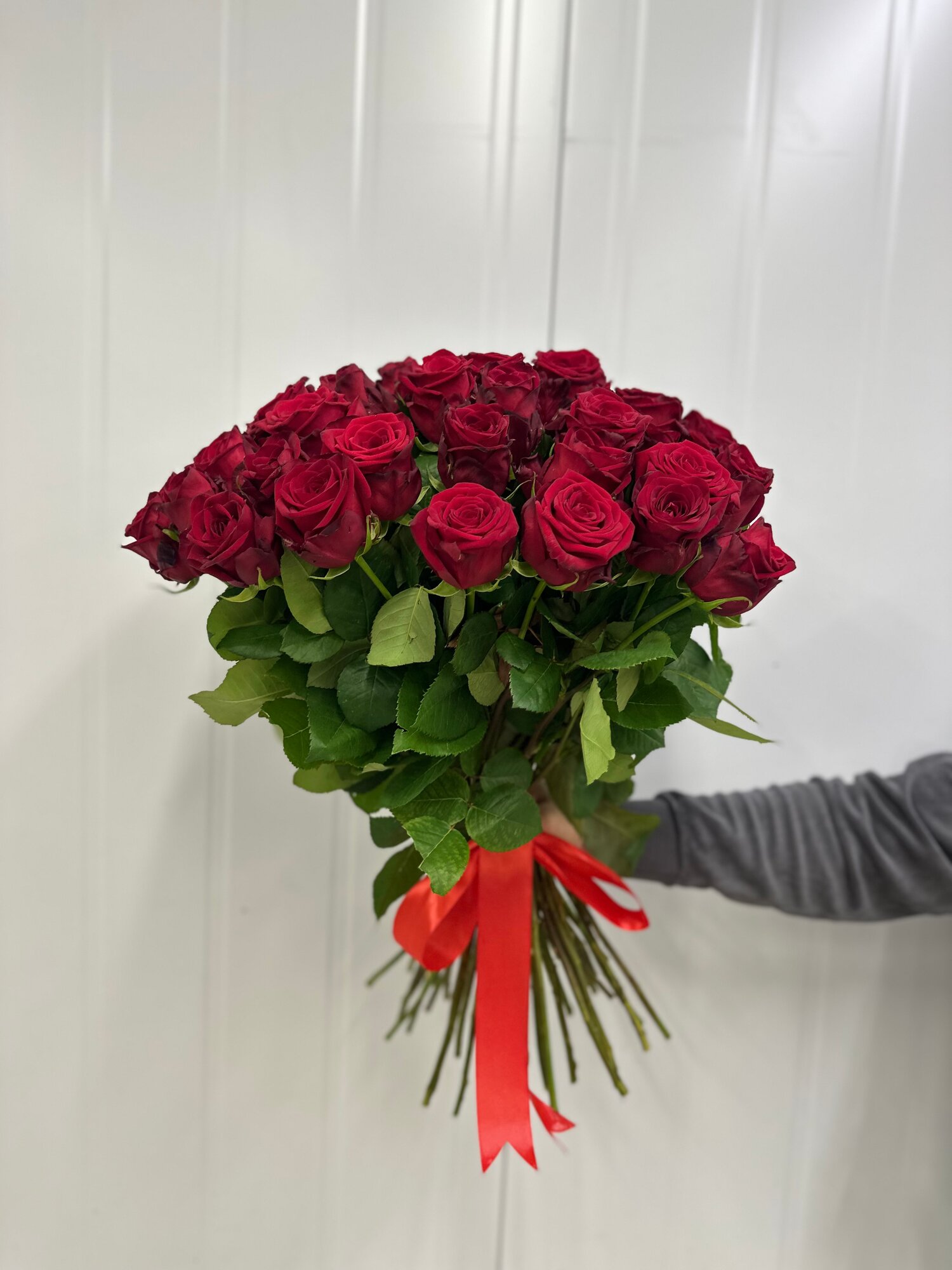 Букет цветов от KATTY GARDEN, красные розы ароматные 31шт, высота 60 см, записка В подарок