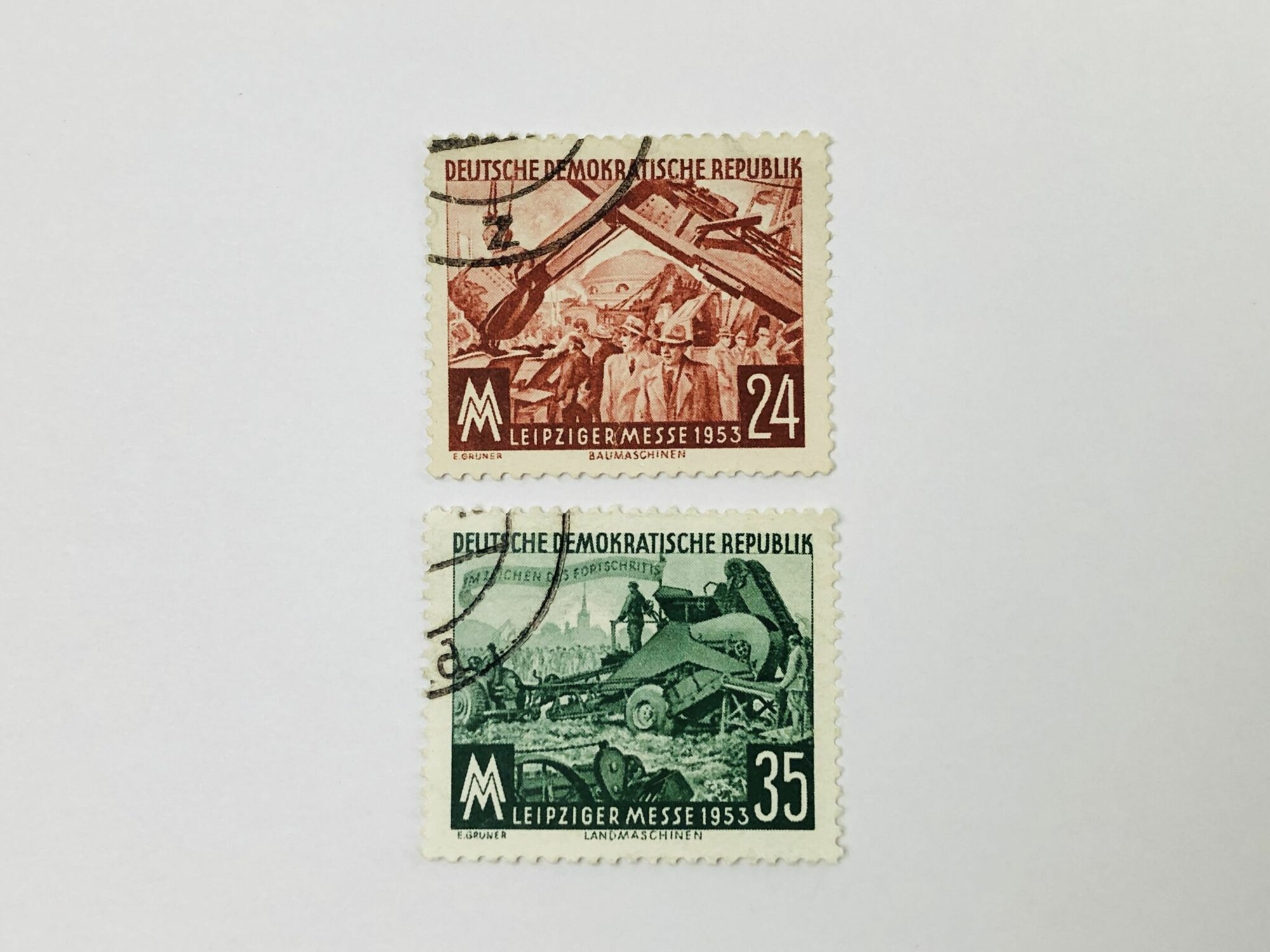Почтовые марки Лейпцигская осенняя ярмарка 1953 года. Экскаватор. Картофелеуборочный комбайн. Полная серия. Автомобили. Германия (ГДР). 1953. Михель: DD 380-381. Гашен