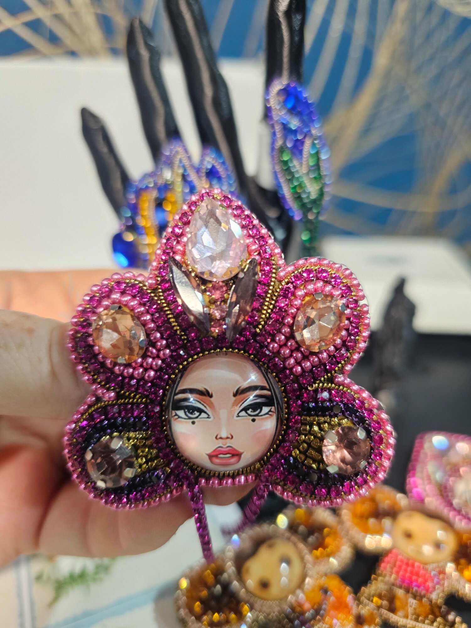 Брошь, стразы