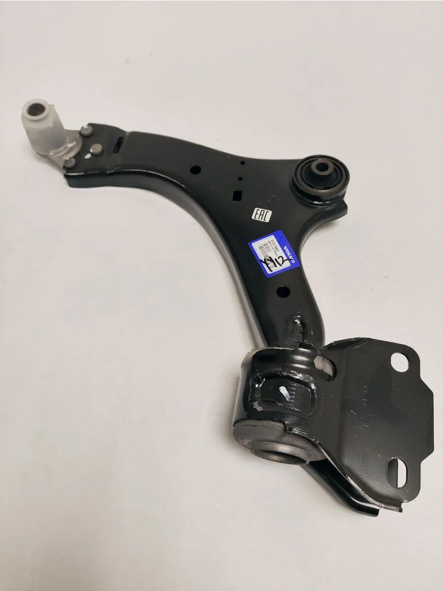 Рычаг передний левый