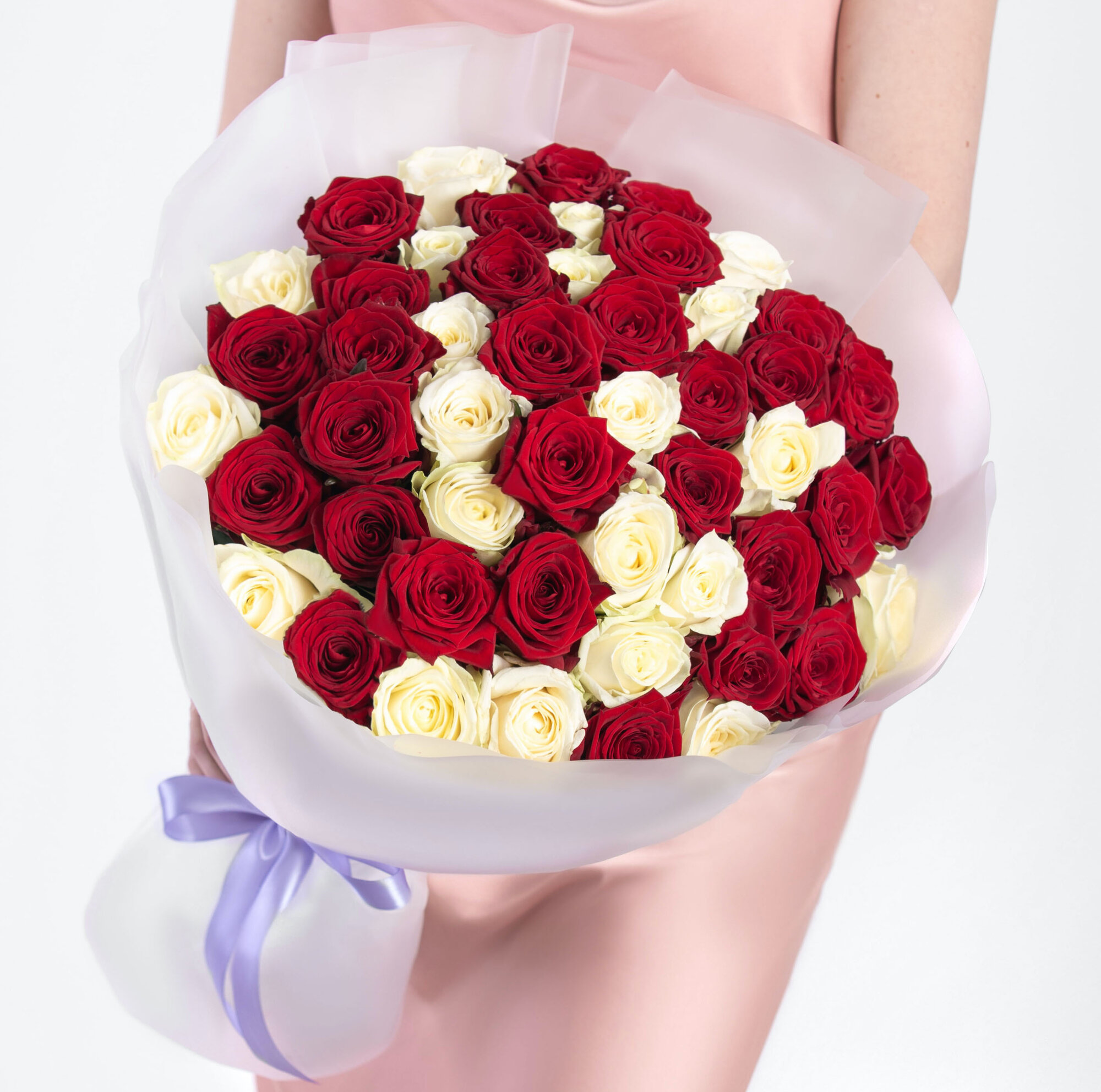 Букет Мегацвет24 "Красно-белая роза", 51 цветок, высота 70см, сборка на стеблях