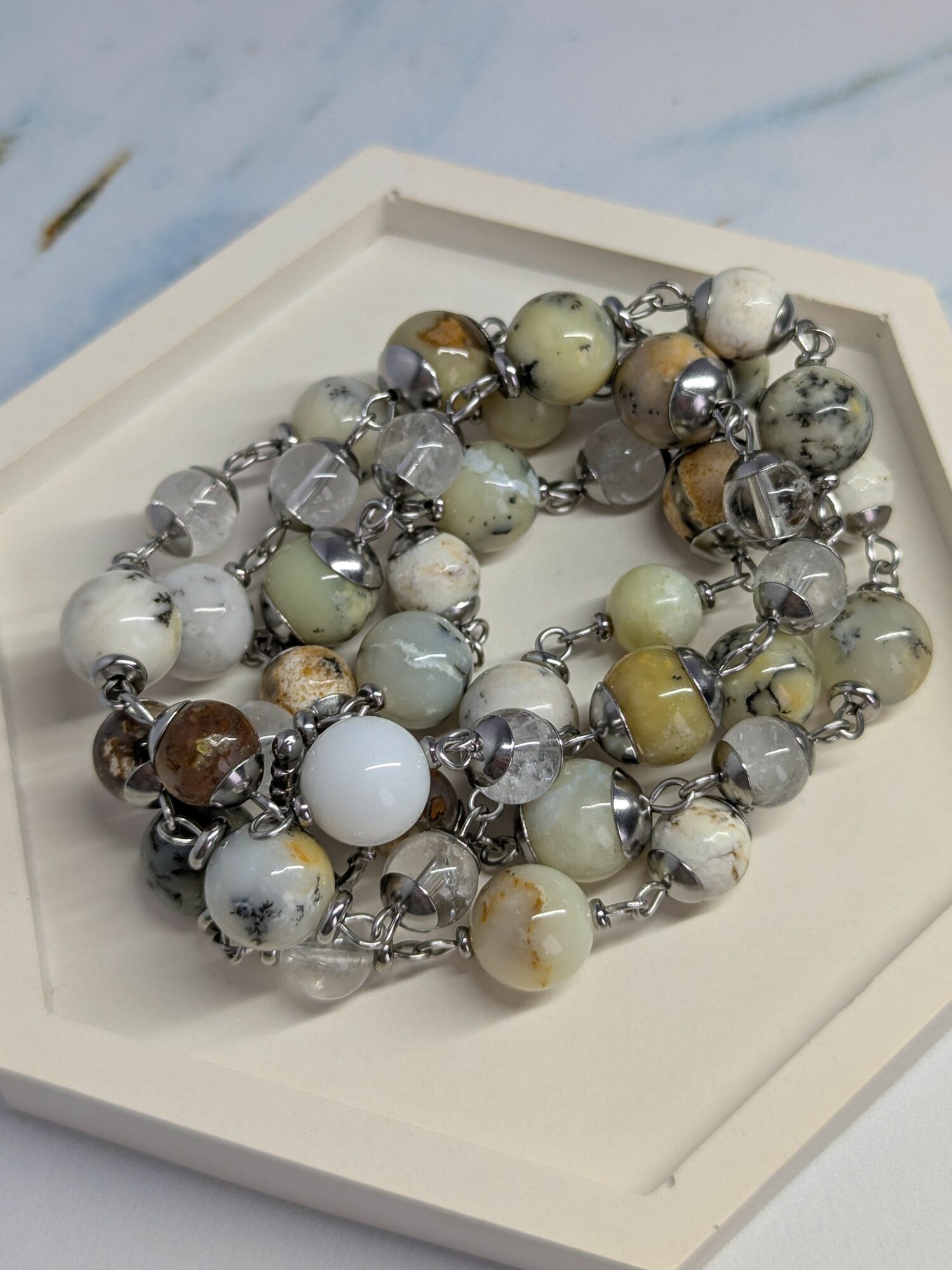 Бусы, кахолонг, горный хрусталь, опал