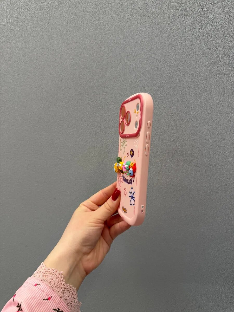 Чехол на Iphone 17 Pro, цвет розовый , с крепко приклеенными фигурками . — фото 1