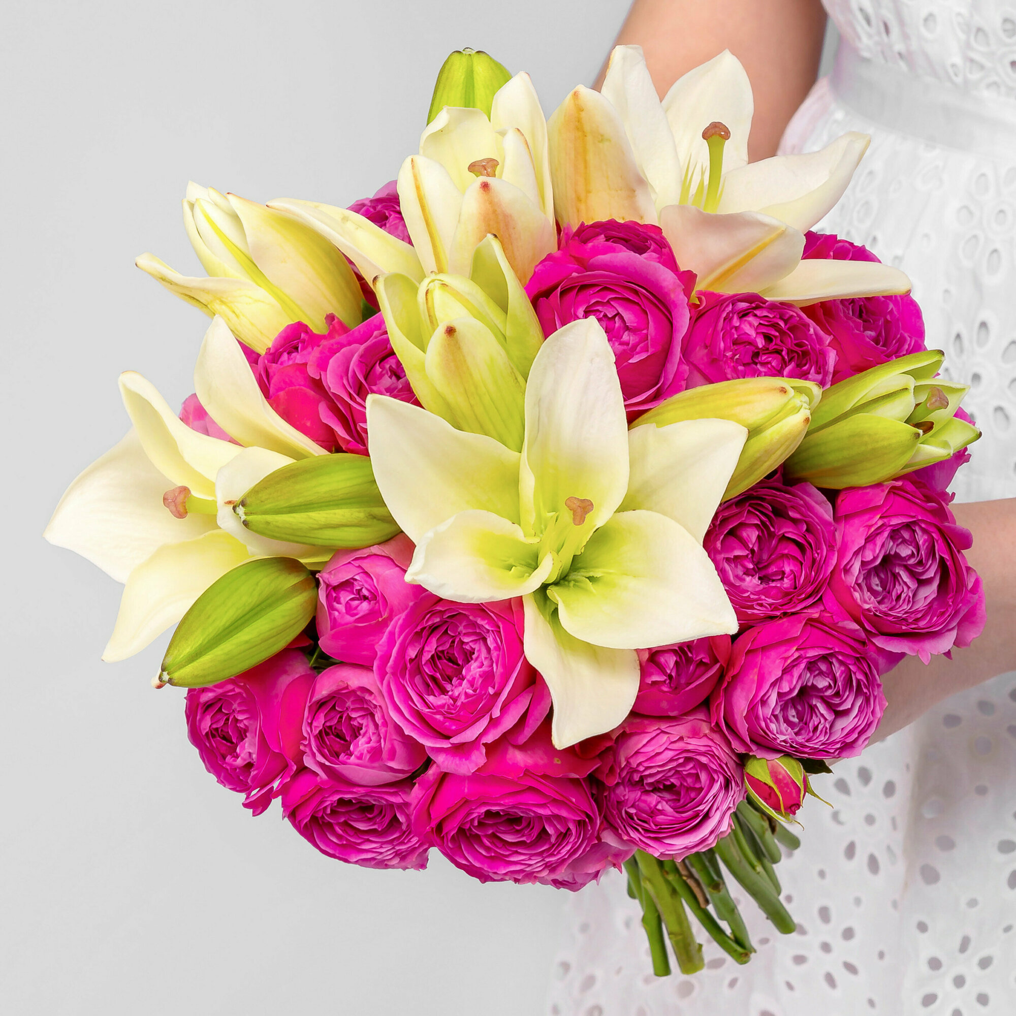 Букет невесты Мегацвет24 "Роза Мисти Баблс и Лилия", малиновый/бело-зеленый, под ленту