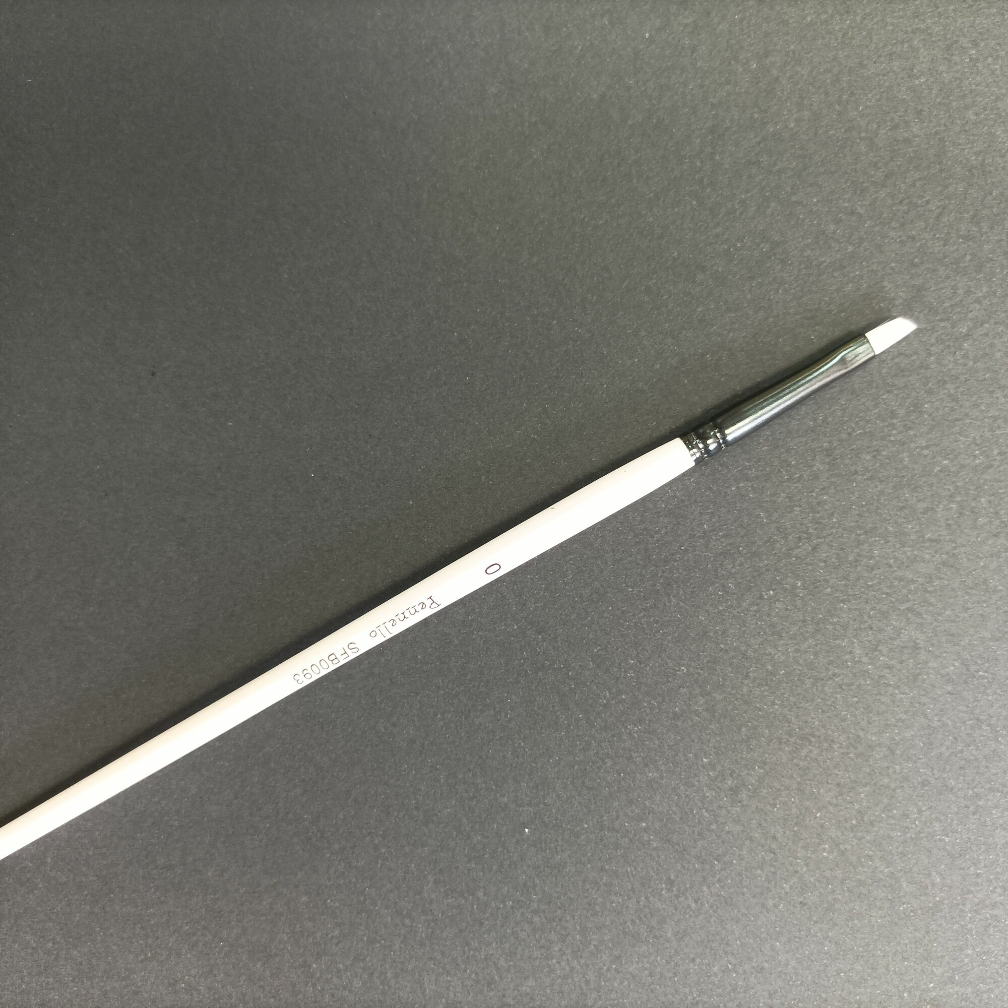 Кисть синтетика жесткая Pennelo скошенная N 0 короткая ручка