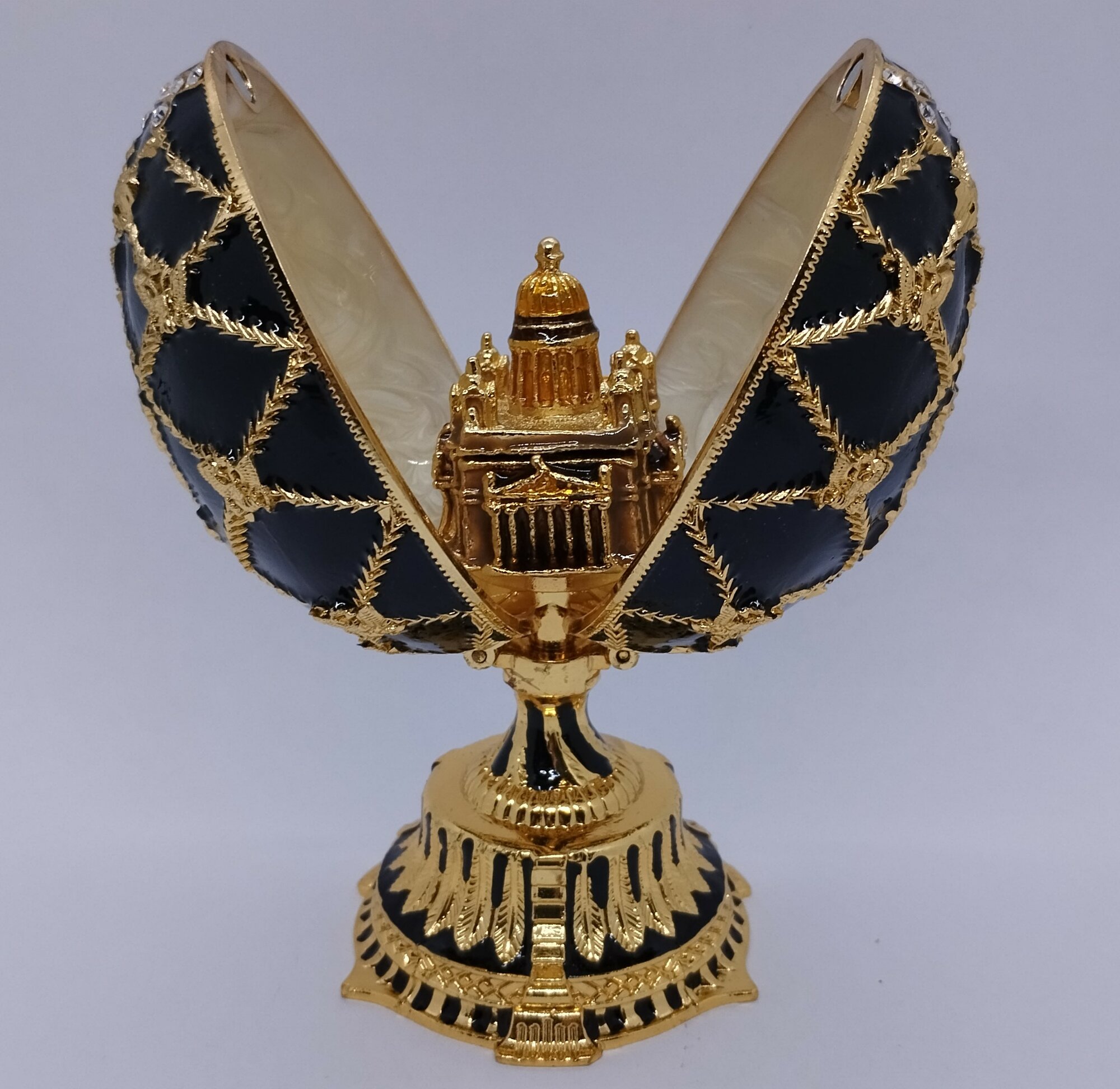 Яйцо Фаберже сетка с гербами (3038, черное), со шкатулкой в виде Исаакиевского Собора,