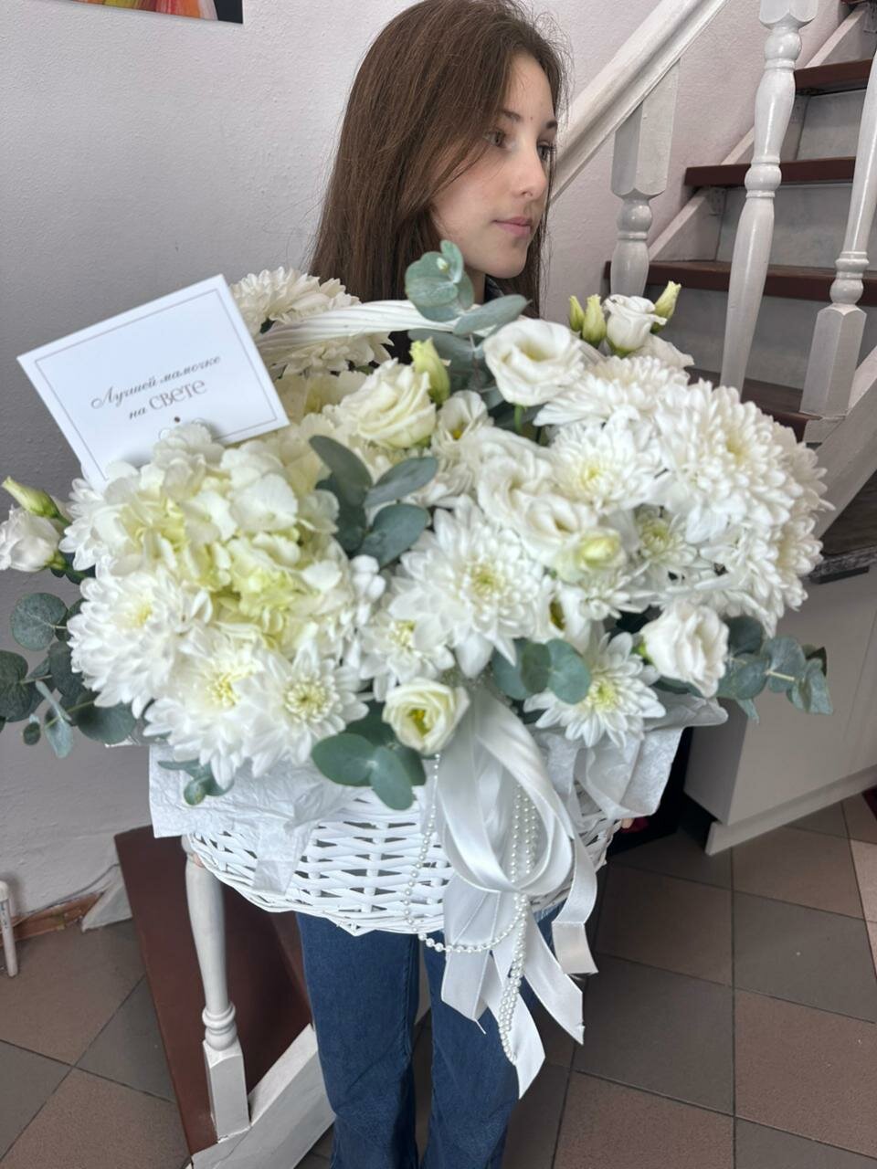 Корзина с цветами, белоснежная, гортензии, лизиантус, эвкалипт