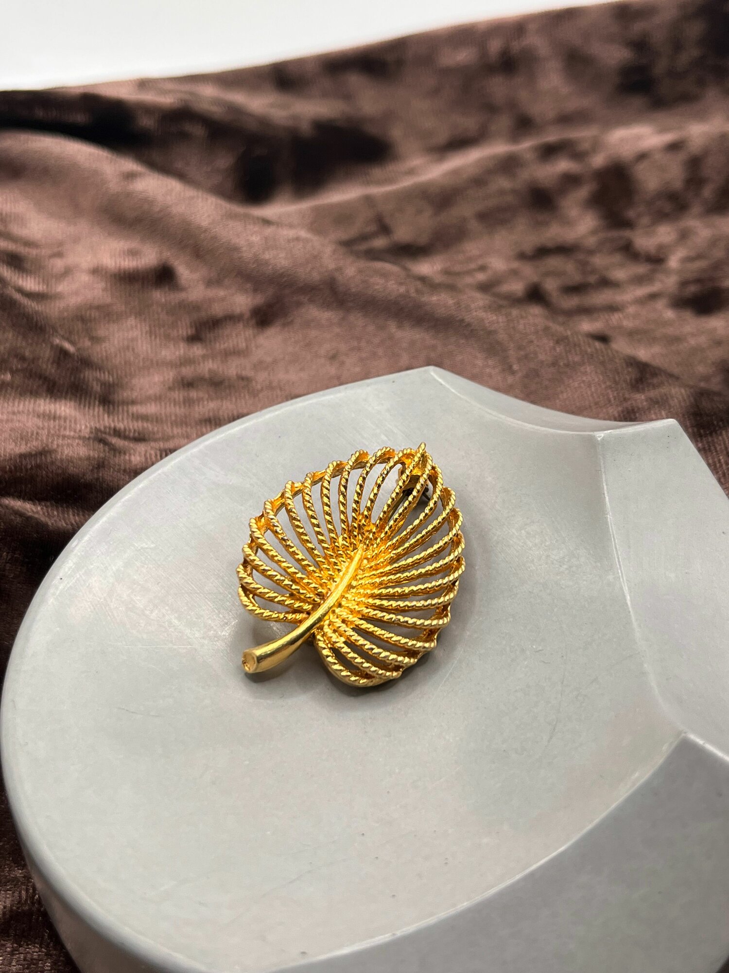 Винтажная брошь, Лист