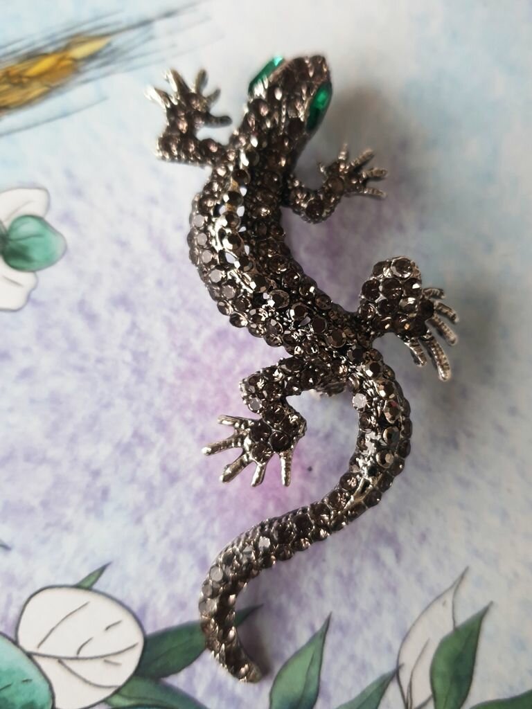 Брошь, стразы