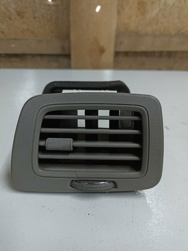 Б/У Шевроле Кобальт Дефлектор воздушный Chevrolet Cobalt 2013 T250 Прав. 111528 GENERAL MOTORS арт. 52048095