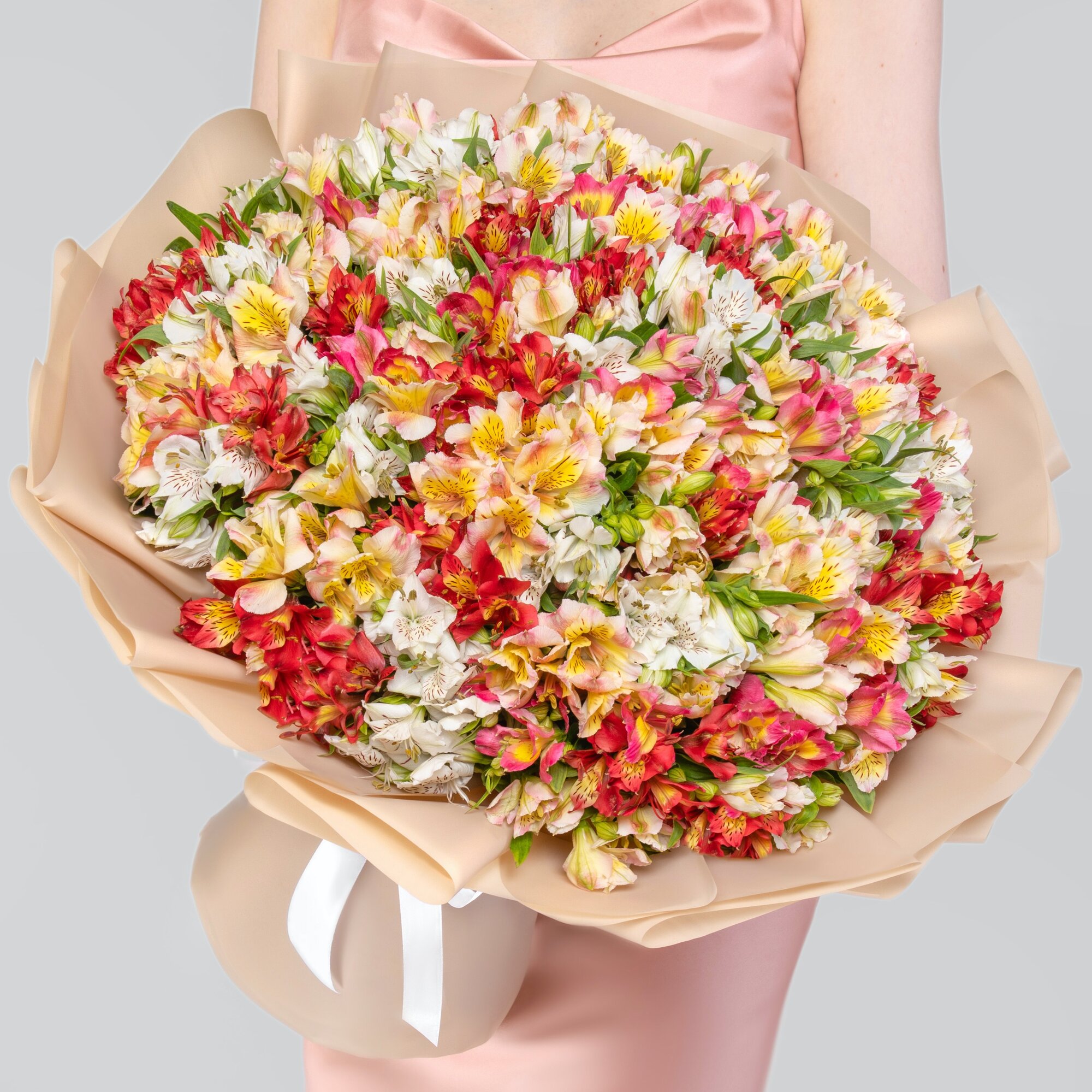 Букет Мегацвет24 "Микс", альстромерии, 101 цветок, дизайнерская упаковка
