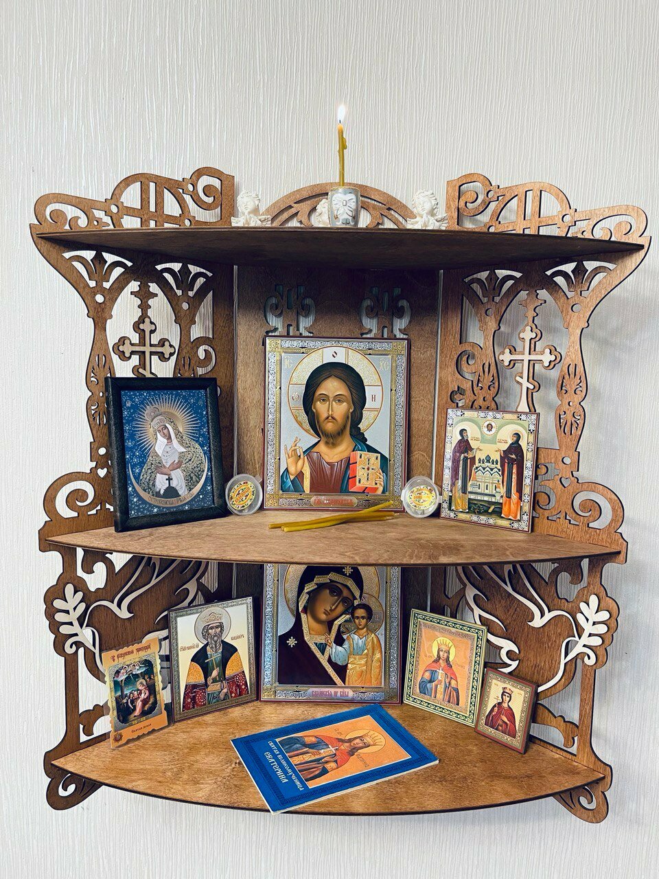 Иконостас из дерва угловой навесной полка для икон, цвет дуб