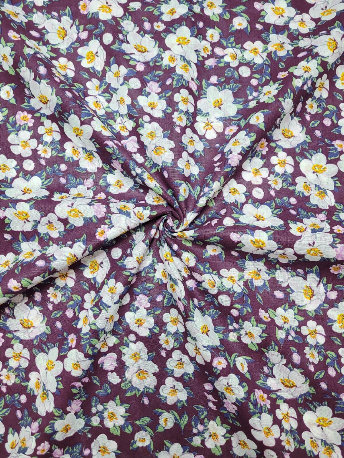 Ткань Бязь Иваново "Яблоневый цвет на коричневом" 100х150 см.