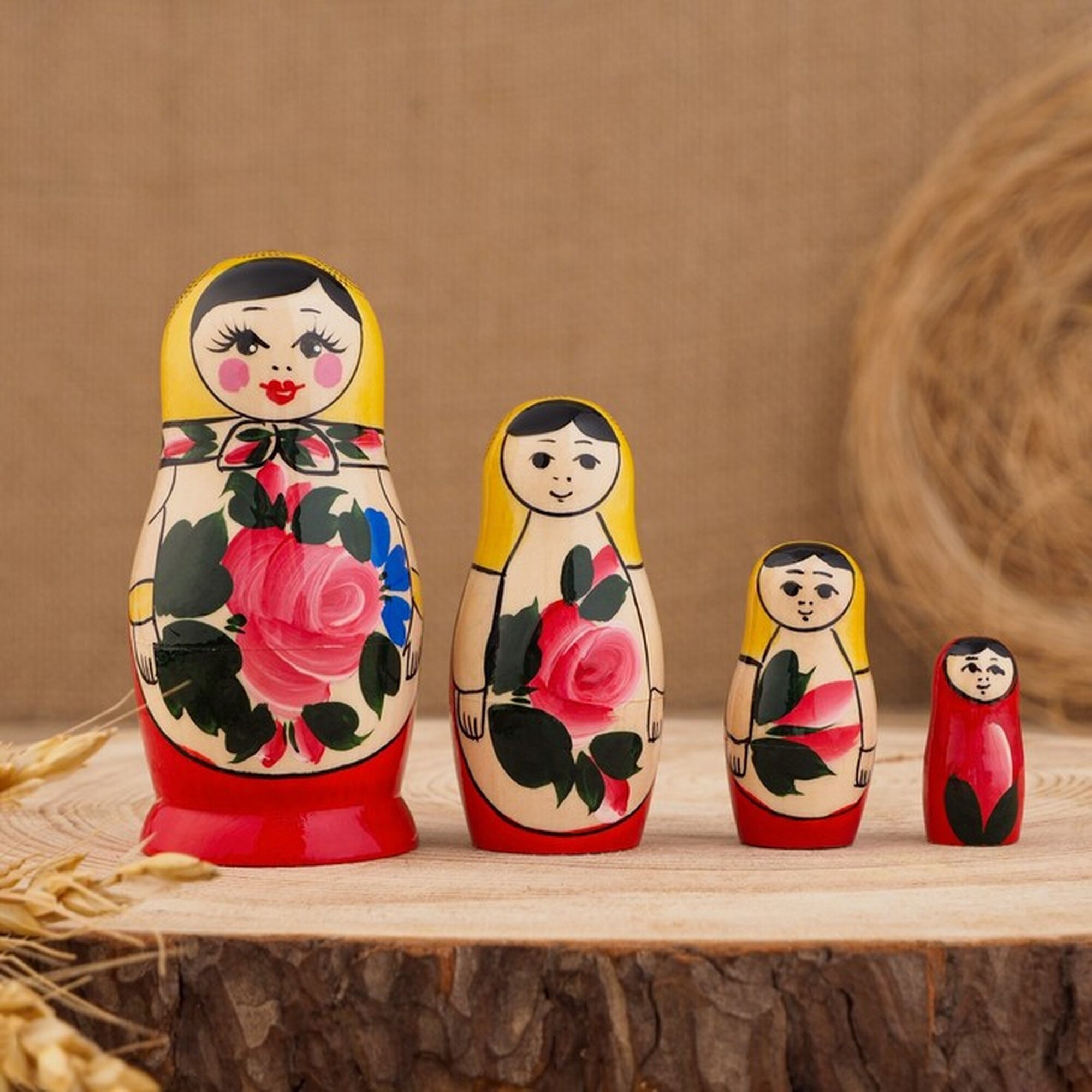 Матрешка Хохломская роспись "Семеновская", 4 куклы, дерево, красная/желтая