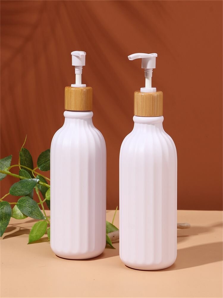 2 пластиковые бутылки с дозатором 500мл, деревянная помпа, белый/черный цвет Ключевые слова