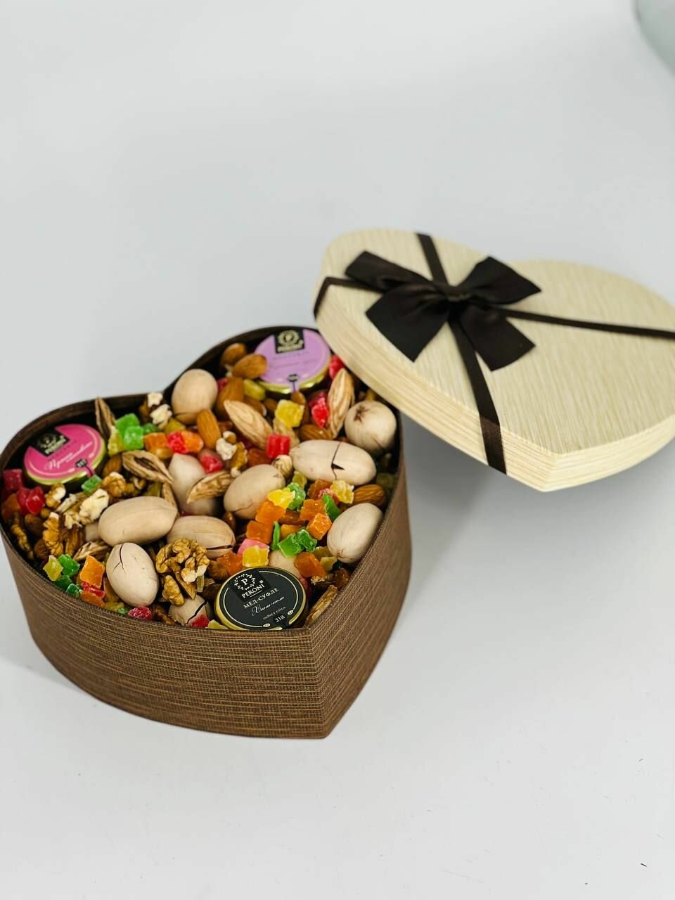 Подарочный набор орехов с медом в коробке сердце, ко дню всех влюбленных и 8 марта