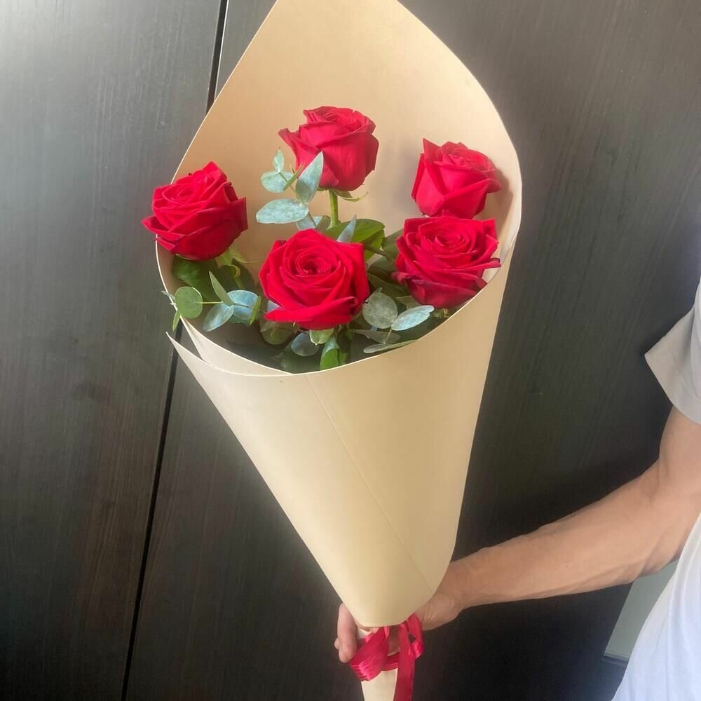 Букет Well-Flowers "Милый", круглый, 5 роз и ветви эвкалипта, высота 50см, в пленке, букет свежих цветов