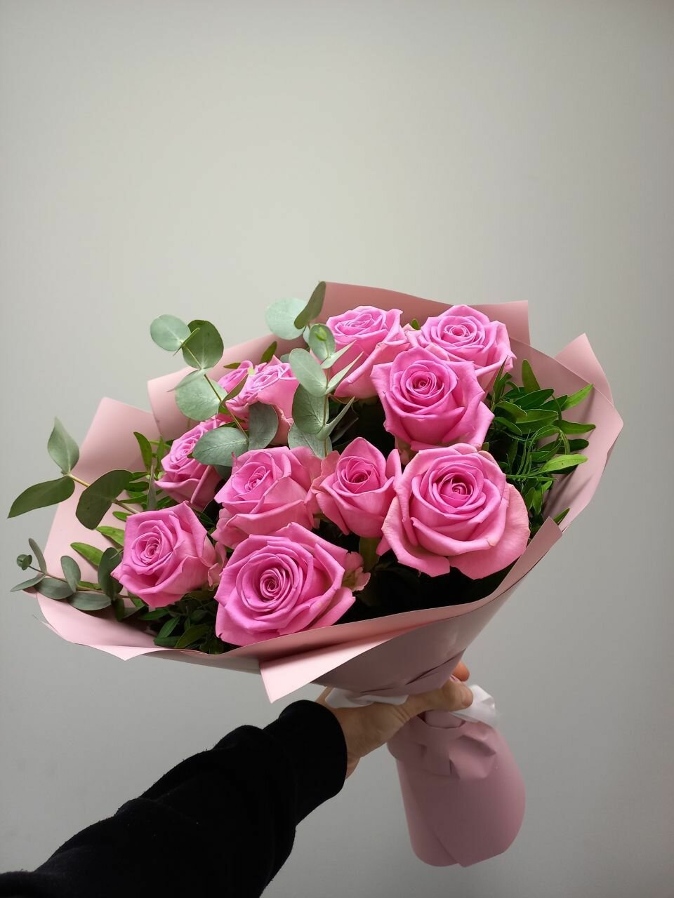 Букет Well-Flowers "Розовый", роза 11 штук, с зеленью, высота 50см, букет свежих цветов