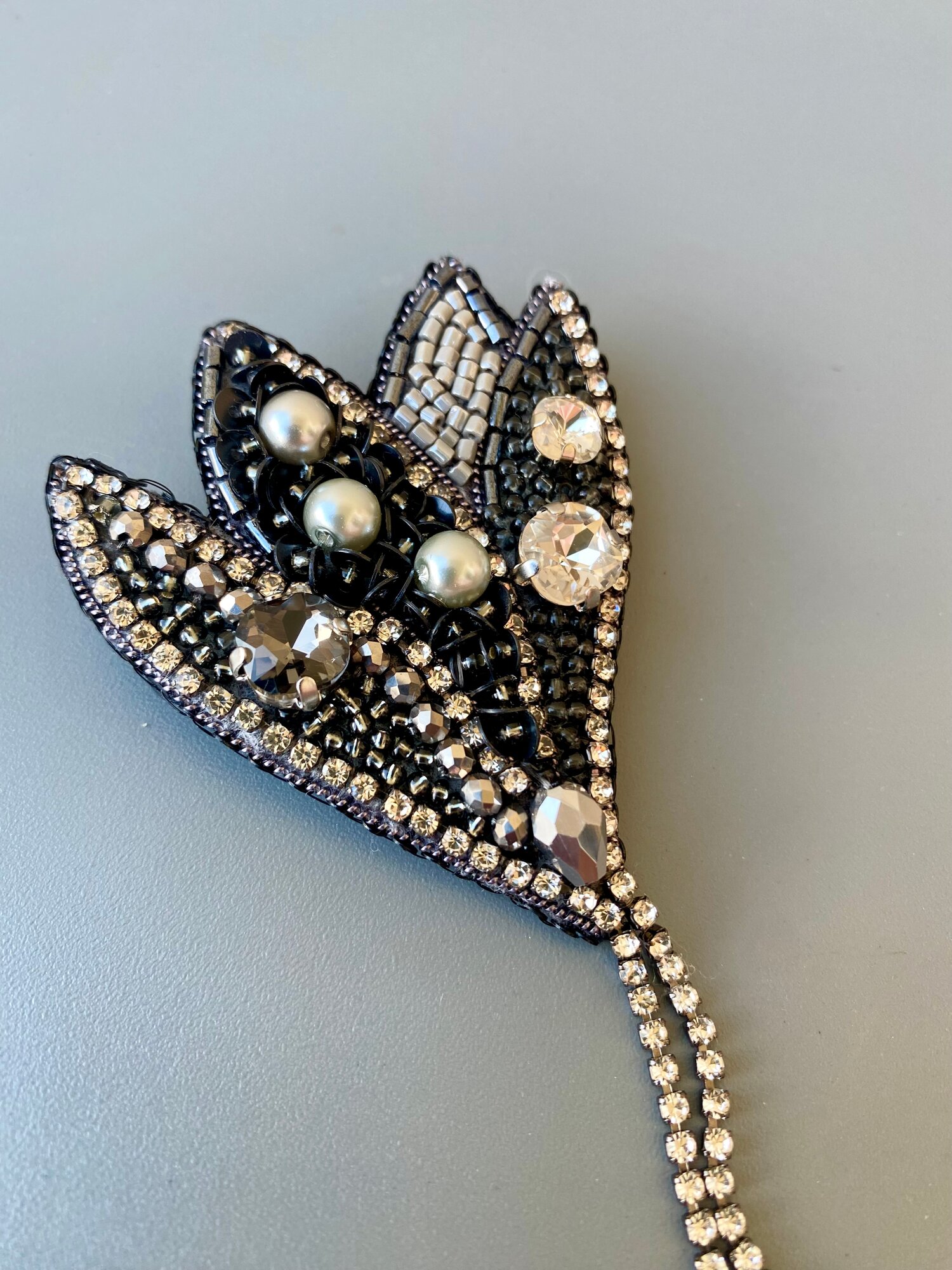 Брошь, стекло, жемчуг имитация, кристаллы Preciosa, стразы