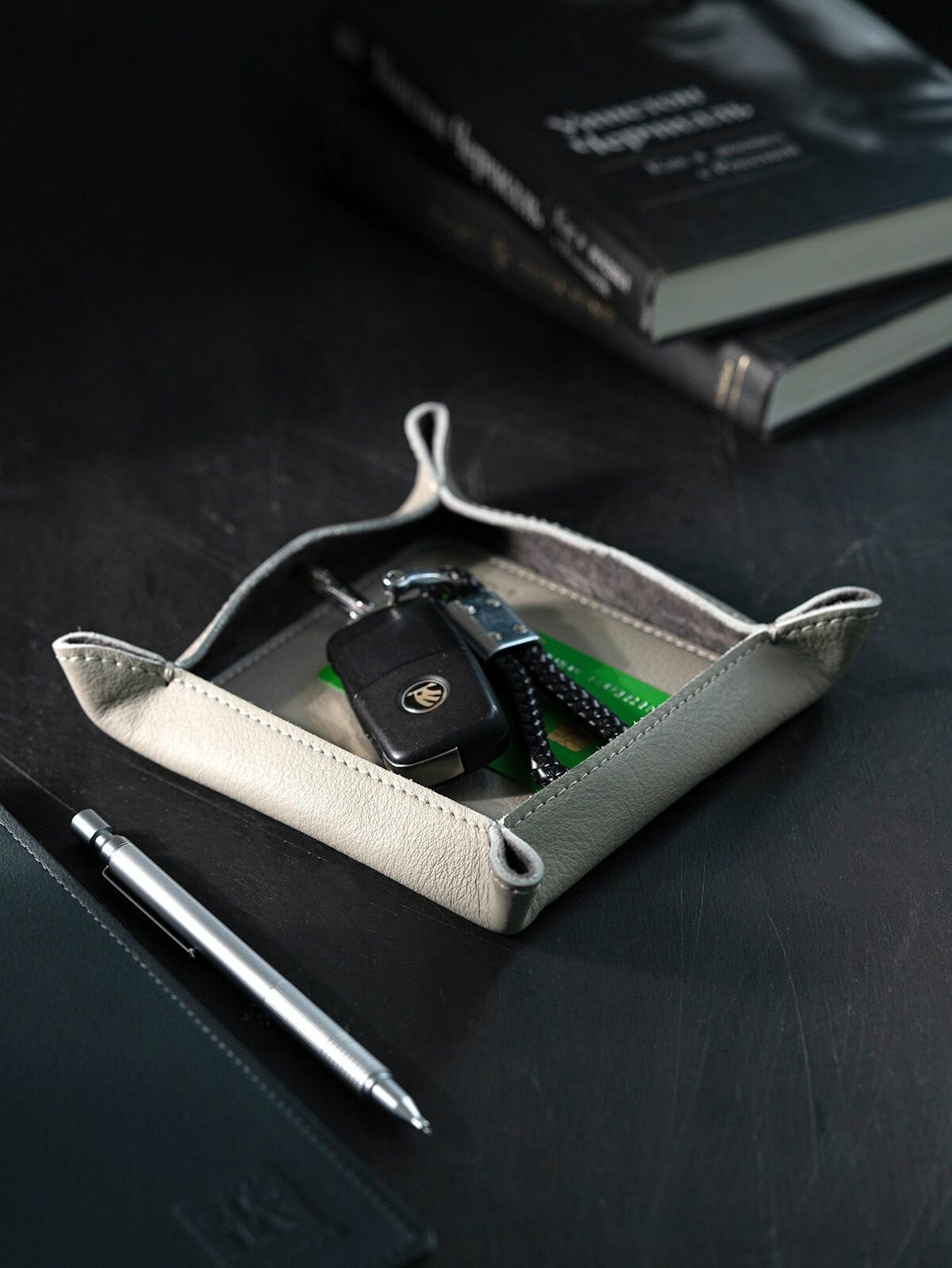 Лоток для бумаг из натуральной кожи Lotty Fume Audmorr J, светло-серый 12х12 см