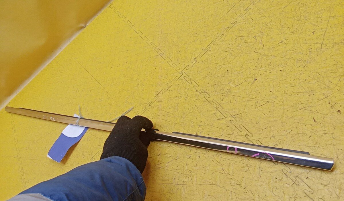 Накладка стекла заднего левого (бархотка) 5-серия E60/E61 BMW 51227057493