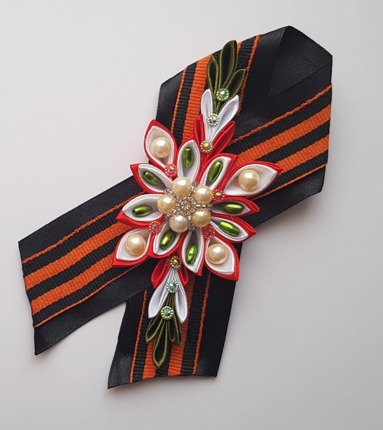 Брошь, бисер