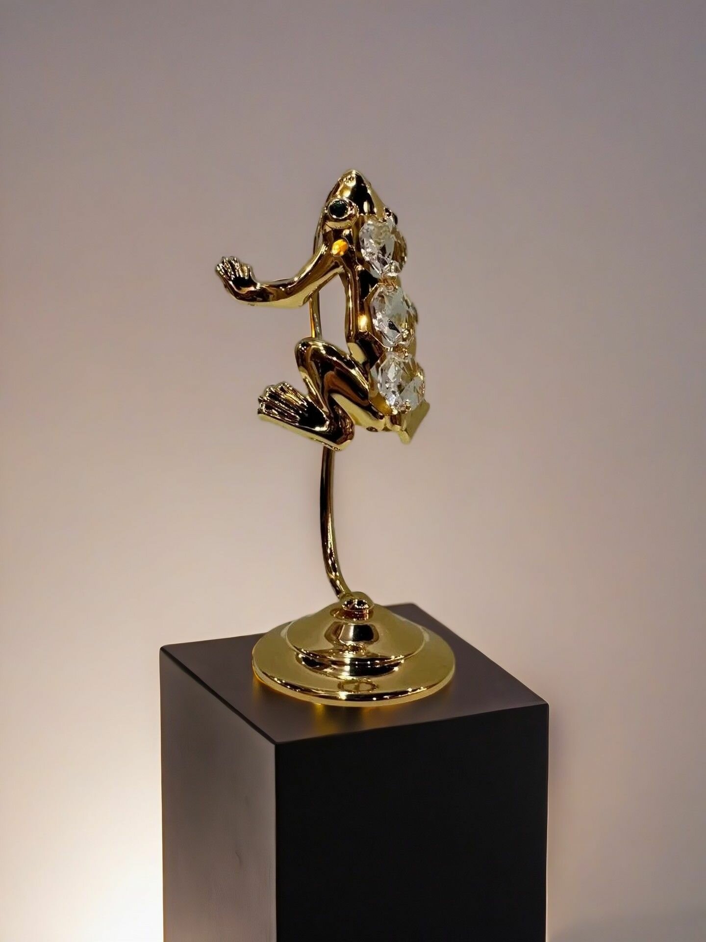 Статуэтка Лягушка на подставке, высота 10см, металл, кристаллы Сваровски