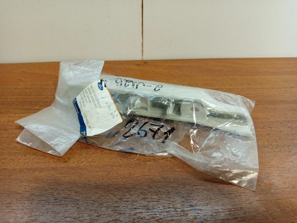 Крепление переднего бампера Ford Focus II 8M5117D958AD