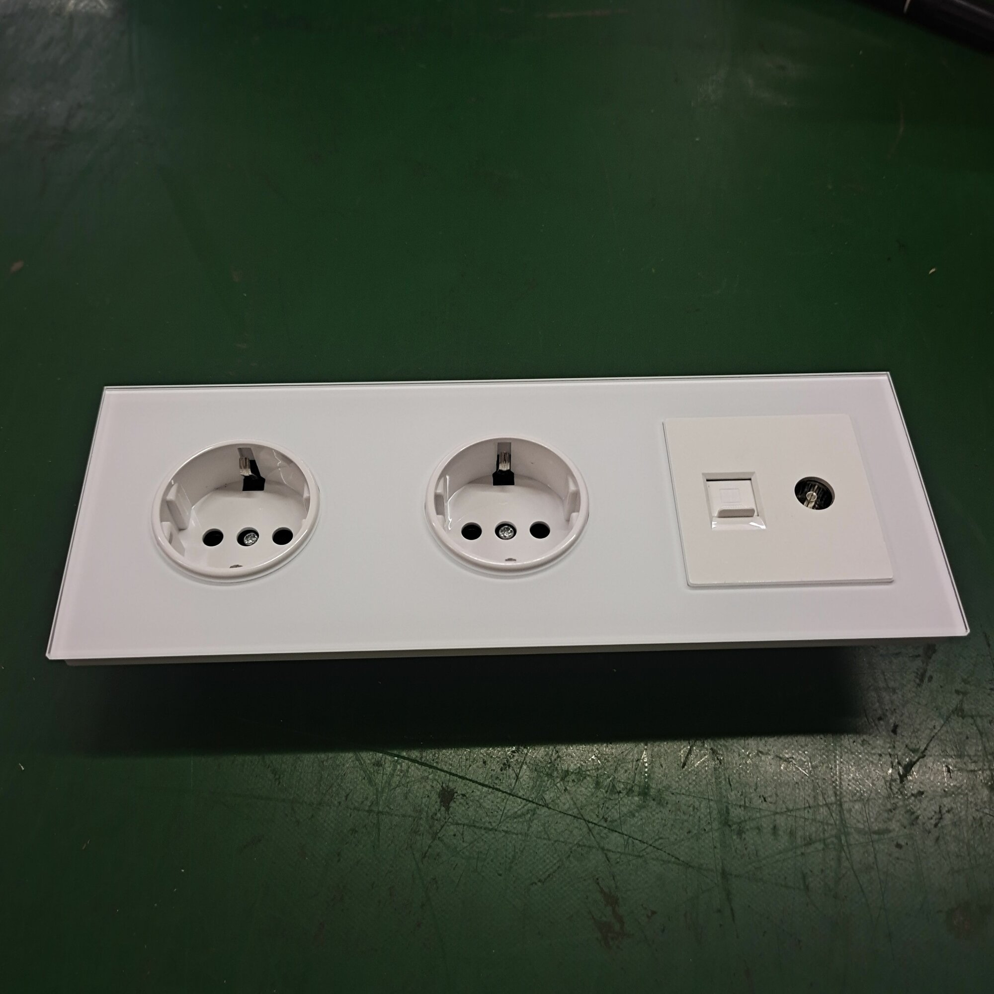 Розетка электрическая 3 поста 220В +Розетка ТВ-Компьютер RJ-45 CAT6 Белый Стекло
