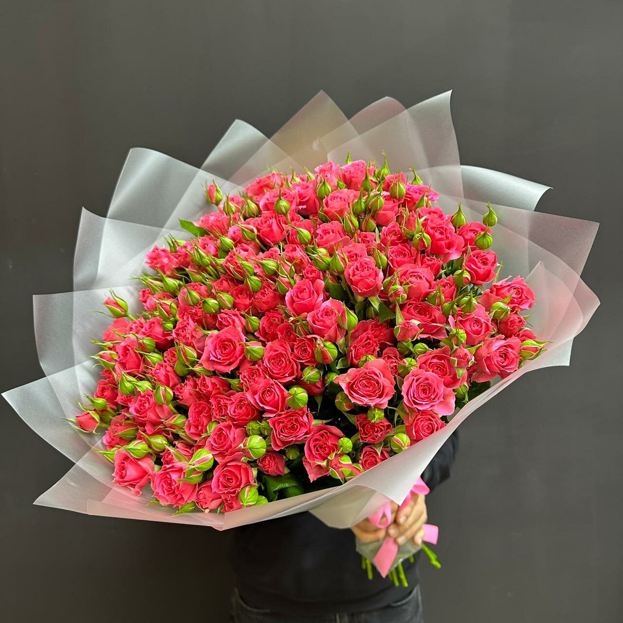 Милый букет из розовых кустовых роз в количестве 29 штук WOW-Flowers