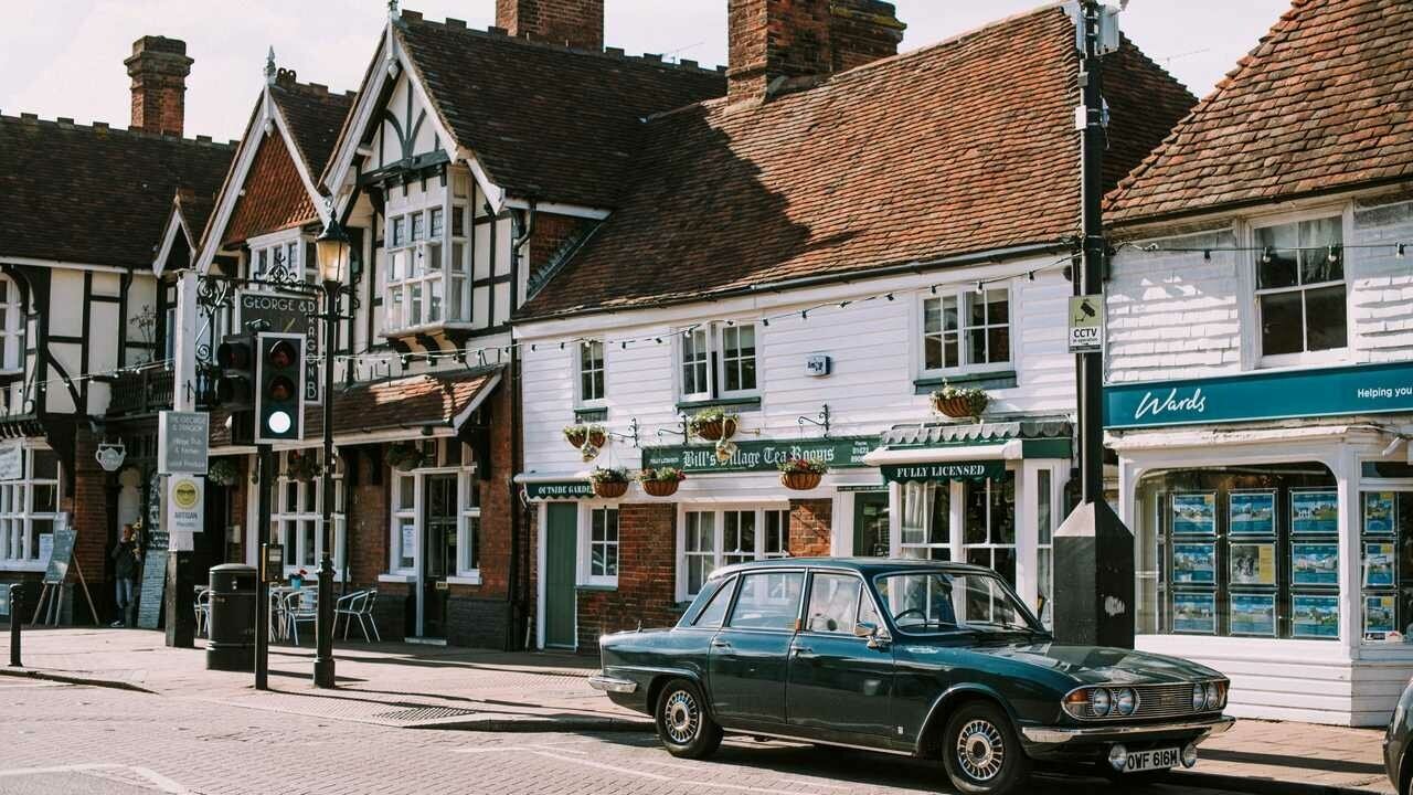 Картина на холсте 110x60 LinxOne "Дома Автомобиль Светофор" интерьерная для дома / на стену / на кухню / с подрамником