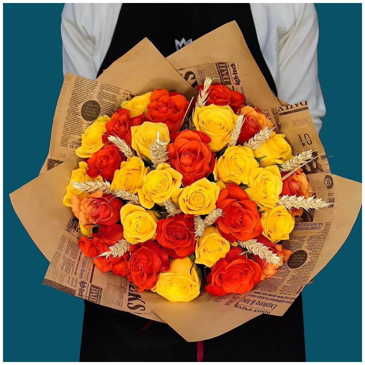 Букет Солнцеворот из желтых и оранжевых роз с пшеницей