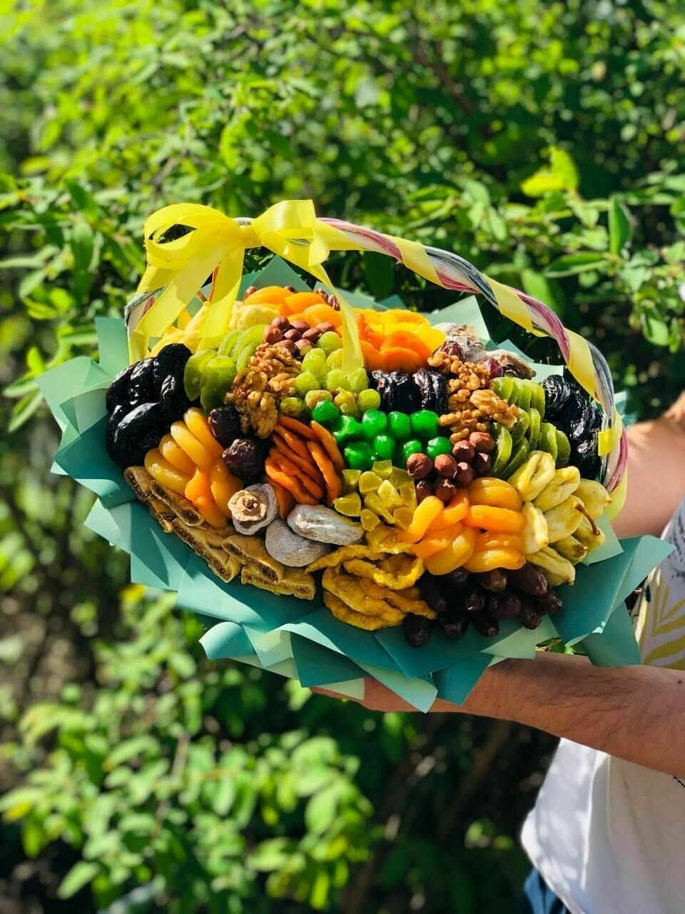 Корзина с сухофруктами