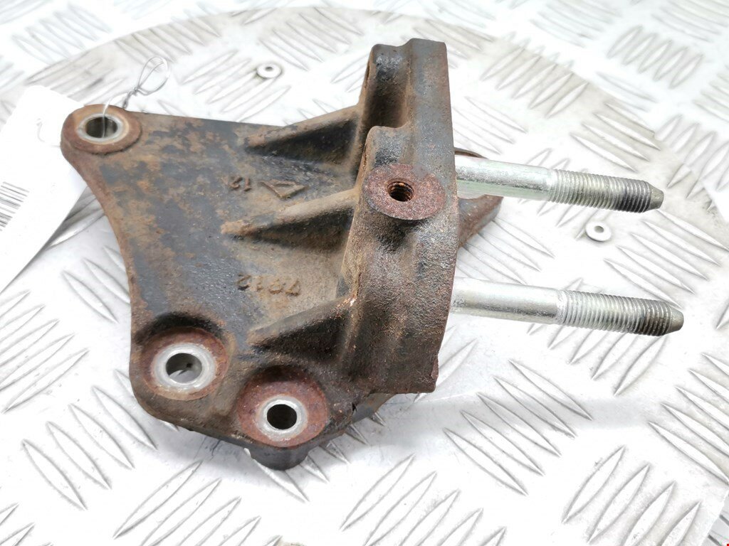 Кронштейн (крепление лапа) двигателя Mitsubishi Outlander 2 (XL) арт. 1857499