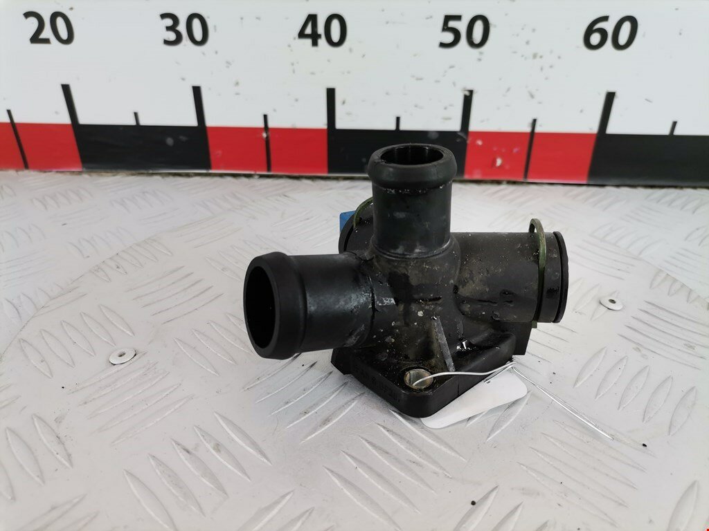 Фланец (штуцер системы охлаждения тройник) Volkswagen Passat 5 050121132A арт. 1506712