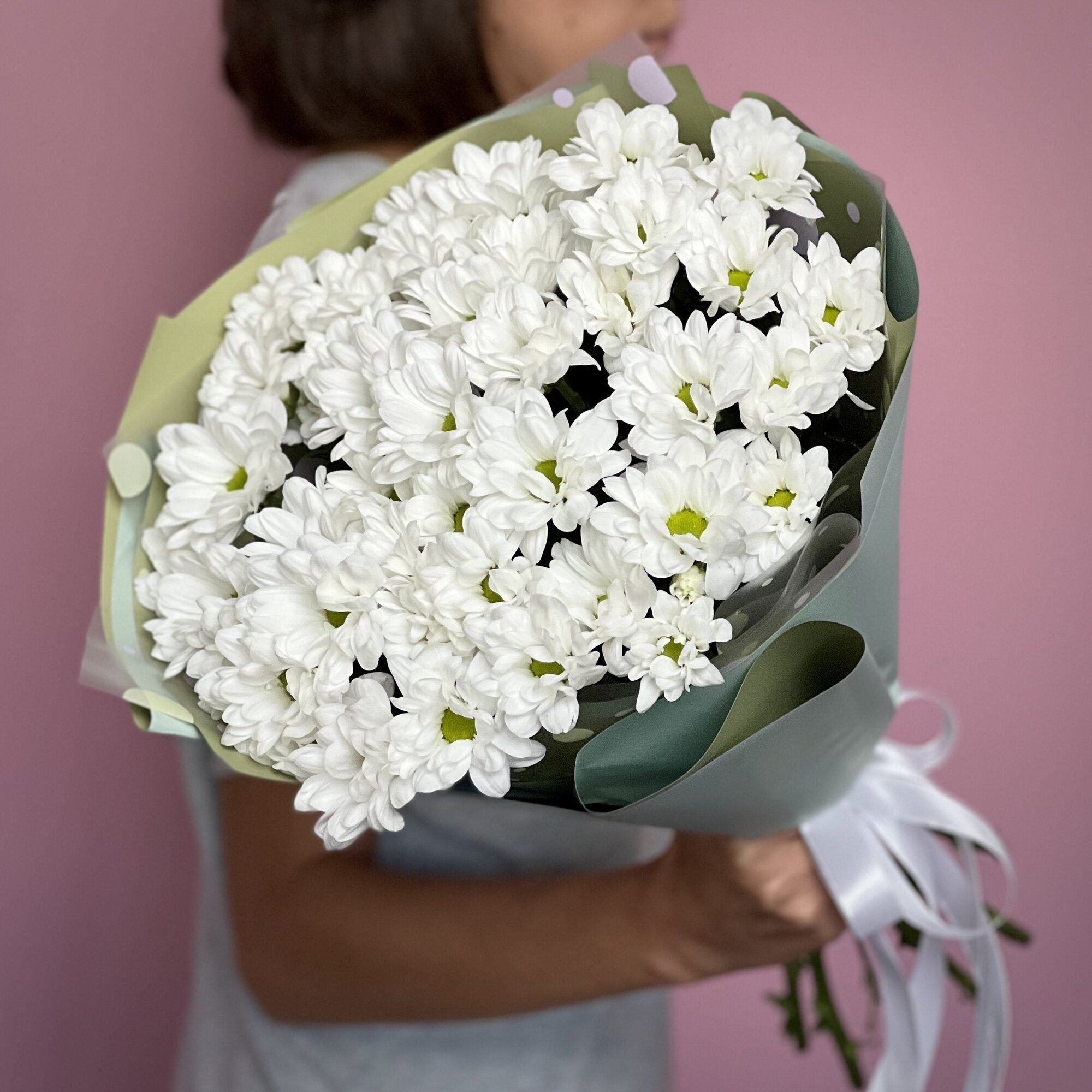 Цветы живые букет из 9 кустовых хризантем в упаковке с лентой Flor2u
