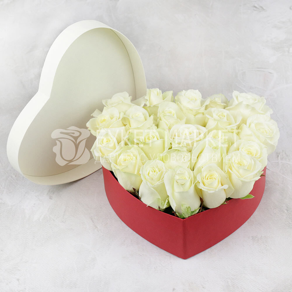 Букет живых цветов из 25 белых роз в сердце 50см от Букет Маркет