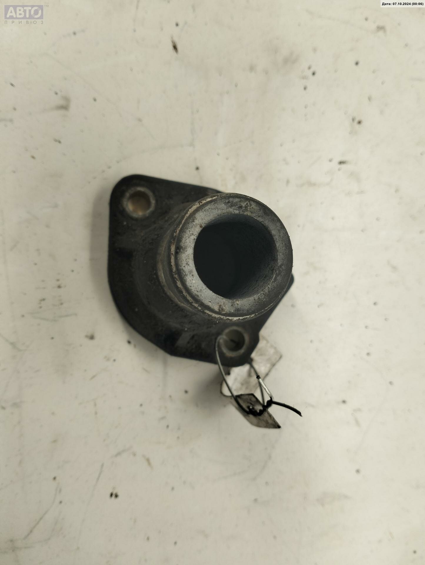 Фланец (тройник) системы охлаждения Volkswagen Golf-3