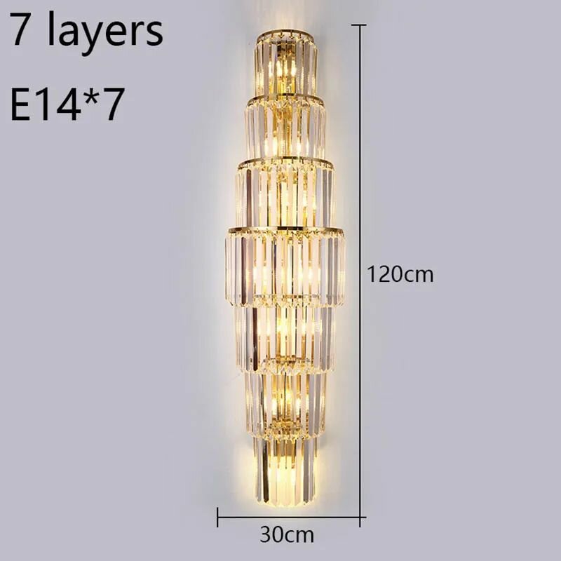Большой настенный светильник из хрусталя в вестибюле роскошного отеля