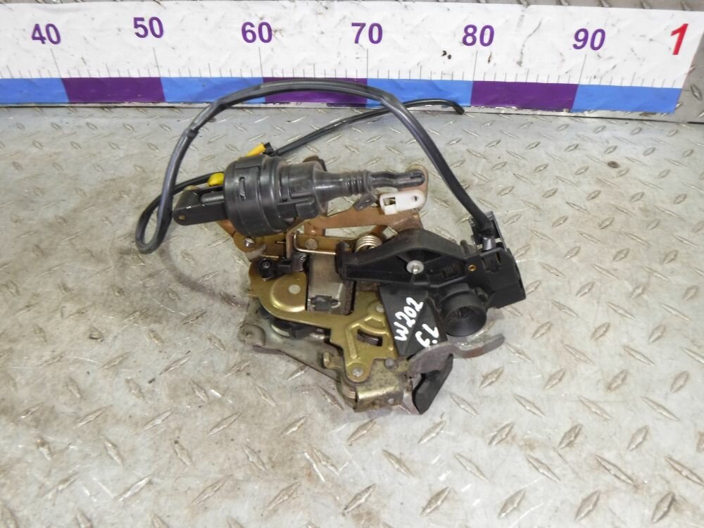 Замок двери передней левой Mercedes W202