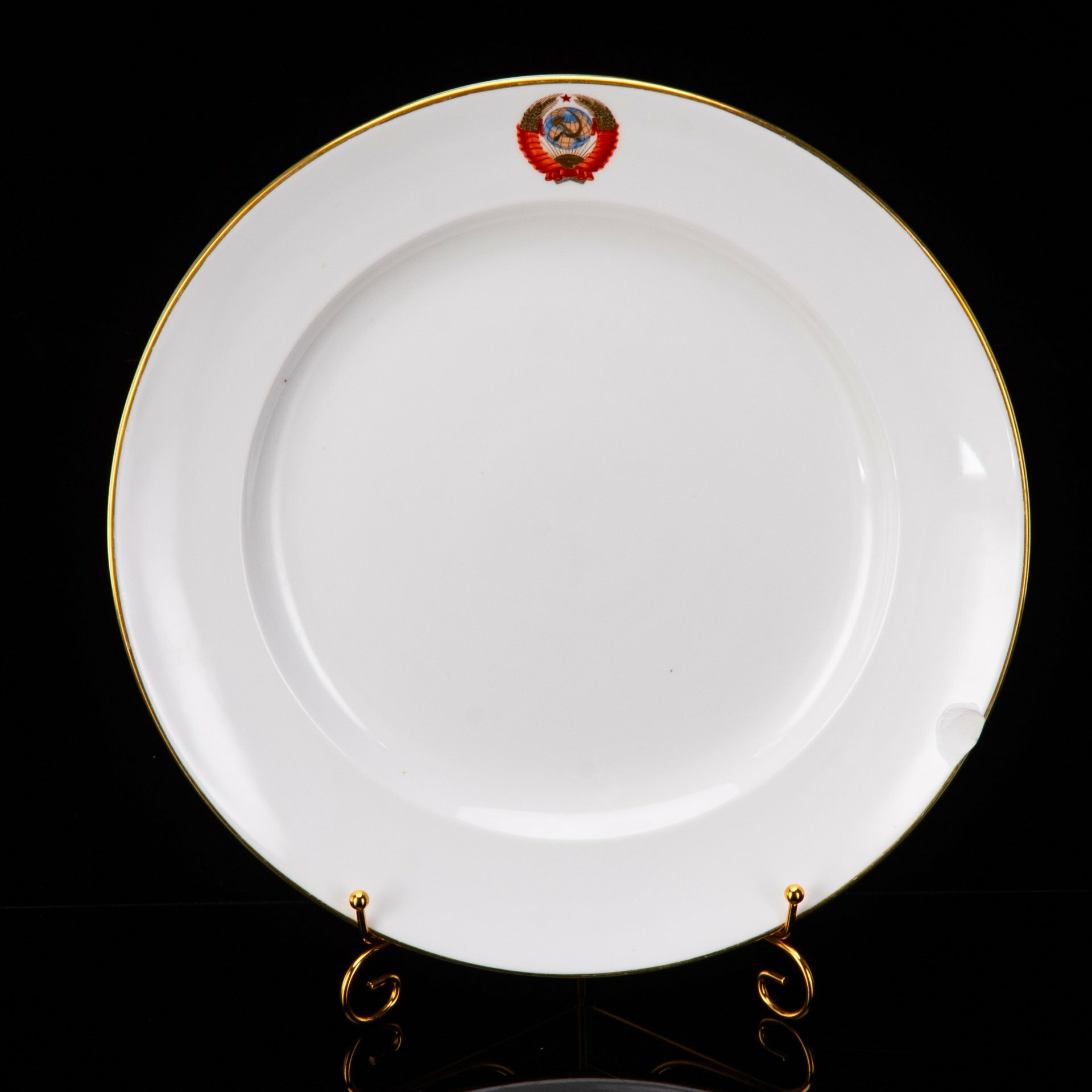 Круглое блюдо из Кремлевского сервиза с гербом СССР, фарфор, роспись, золочение