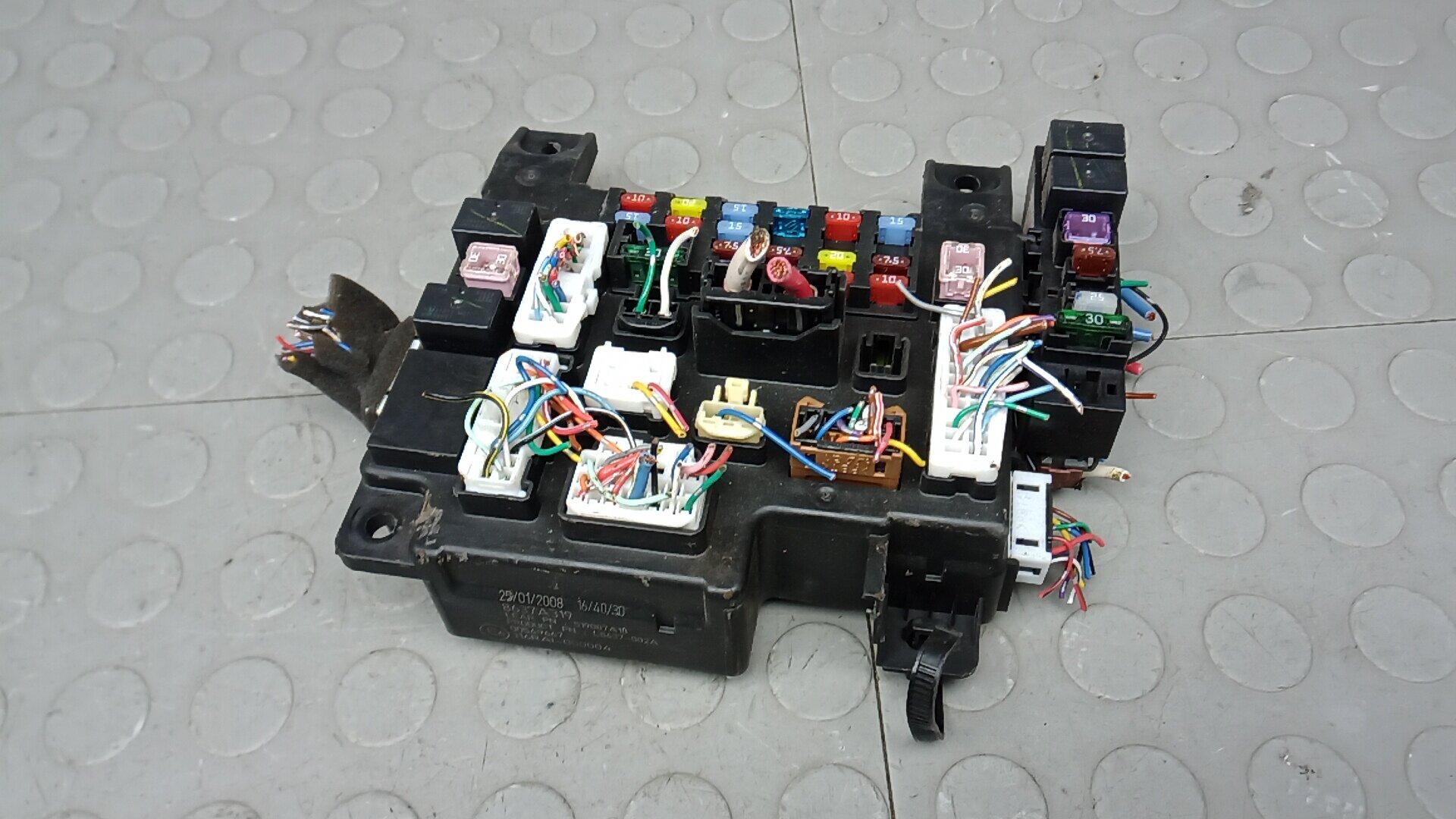 Блок предохранителей MITSUBISHI OUTLANDER 1